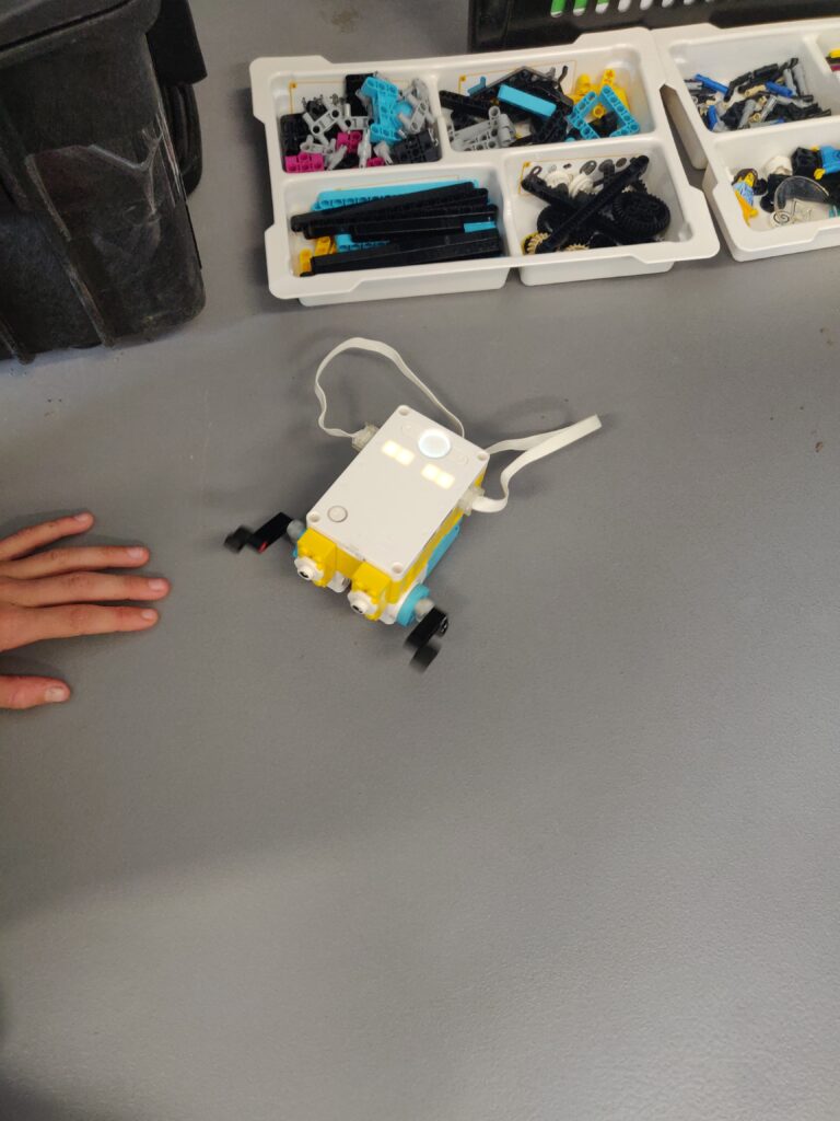 Apprendre à coder avec Lego spike – Collège Cardinal Mercier